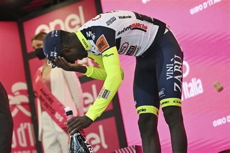 Girmay se baja de la undécima etapa del Giro de Italia tras lesionarse