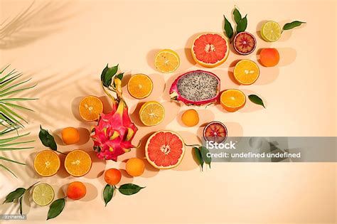 과일 맑은 배너 스냅 샷의 여름 오렌지 드래곤 과일 살구 피타 야 야자수에서 그림자가있는 밝은 배경에 자몽 이국적인 과일이있는 열대 배경 디자인 템플릿 감귤류 과일에 대한