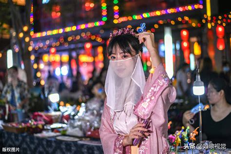 济南一夜市启幕，摊主多为90后如花似玉美女，一举一动千娇百媚 搜狐大视野 搜狐新闻