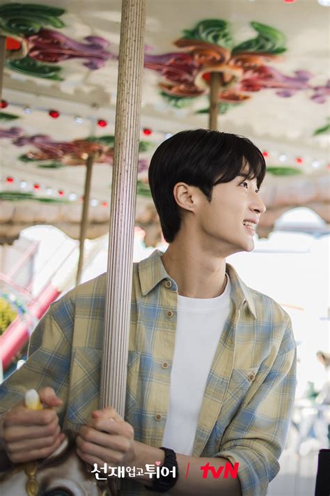 Watch Byeon Woo Seok Gives A Romantic Birthday T To Kim Hye Yoon In