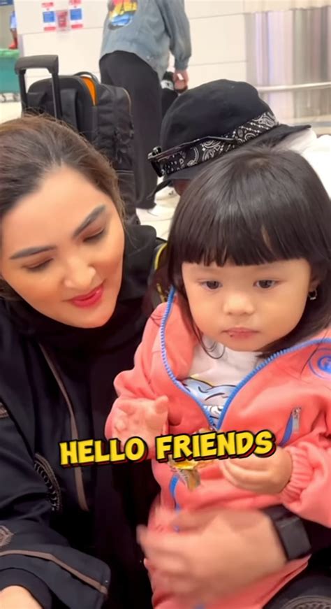 Ameena Berkenalan Dengan Gadis Geneva Di Bandara Dubai