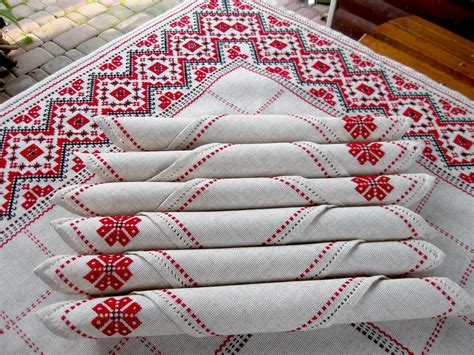 Лляна вишита скатертина з серветками «Святкова