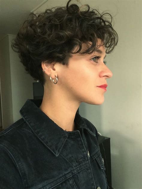 Coupe courte cheveux bouclés 49 ondulations de style OBSiGeN