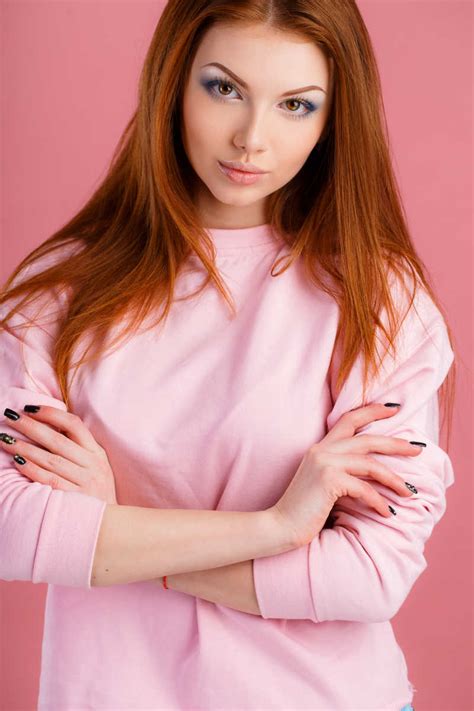金发美女图片 头上带着花环的金发美女素材 高清图片 摄影照片 寻图免费打包下载