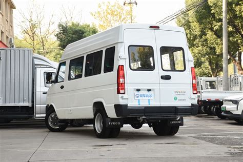 【依维柯得意聚财版 2 5t 客车长轴中顶后双胎 5 9座侧后45度车头向左水平图片 汽车图片大全】 易车