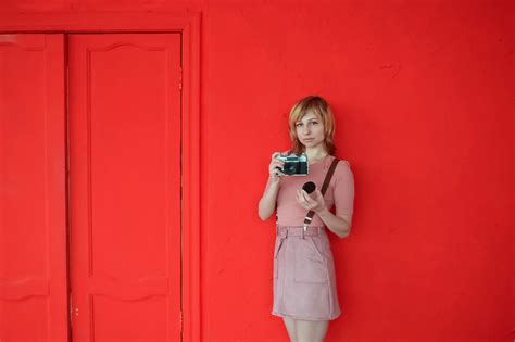 실내 개성 금발 도시 스타일 독특한 디자인 모델 미니멀리스트 배경 벽 장식 사진작가 서 있는 세련된