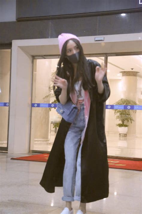 杨幂深夜素颜现身一脸倦容，穿搭帅气甜美与粉丝互动很暖心
