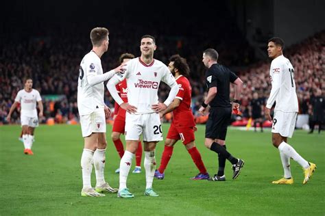 Mike Dean Trolls Gary Neville With Brutal Putdown After Diogo Dalot S