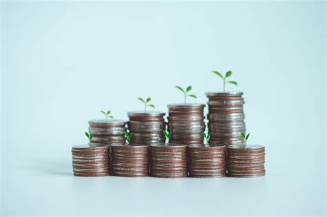 성장하는 금융 및 비즈니스 배경을위한 돈 동전의 행 저축 및 계정 금융 은행 비즈니스 아이디어 투자 펀드 채권 배당금 이자