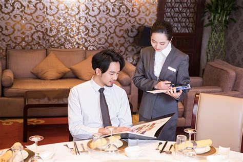 摄图网501203544酒店餐厅服务员点菜（企业商用） 花瓣网