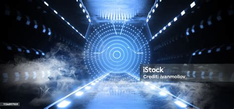 연기 안개 외계인 공상 과학 Fi 미래 우주선 원형 빛나는 매트릭스 네온 레이저 빛 블루 반사 콘크리트 Sufrace 어두운 빈 홀 차고 터널 복도 포털 배경 3d 렌더링