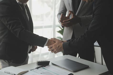 회의실 사무실 팀워크 배경 차트 및 그래프 배너 이중 노출 성공적인 팀워크 비즈니스 계획 개념에서 함께 일하는 비즈니스 인력 팀 3 명에 대한 스톡 사진 및 기타 이미지