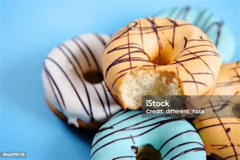 멀티와 신선한 달콤한 도넛 색 장식 및 초콜릿 설탕 프로 스 팅 빠른 음식입니다 0명에 대한 스톡 사진 및 기타 이미지 0명 건강에 좋지 않은 음식 건강하지 못한