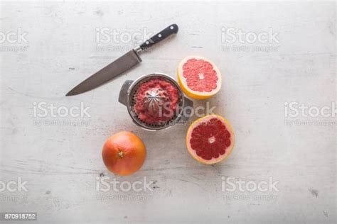 보기 자 몽 칼의 상단과 흰색 콘크리트 바탕에 과즙 짜는 기구 감귤류 과일에 대한 스톡 사진 및 기타 이미지 감귤류 과일