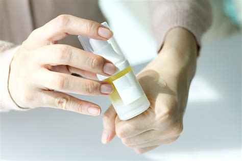 손에 로션을 적용의 근접 샷입니다 뷰티 여자 피부 크림의 화장품 병 용기를 들고 건강한 생활방식에 대한 스톡 사진 및 기타