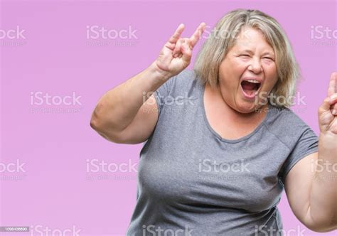 손으로 바위 상징 하 고 미친 식 소리 고립 된 배경 위에 백인 여자 수석 더하기 크기 음악 스타입니다 무거운 개념입니다 노인에