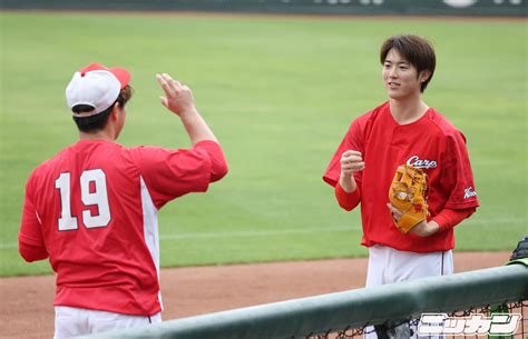 日刊スポーツ野球取材基地 On Twitter キャッチボールやランニングで汗を流す 広島 森下暢仁！広島東洋カープ 野村祐輔