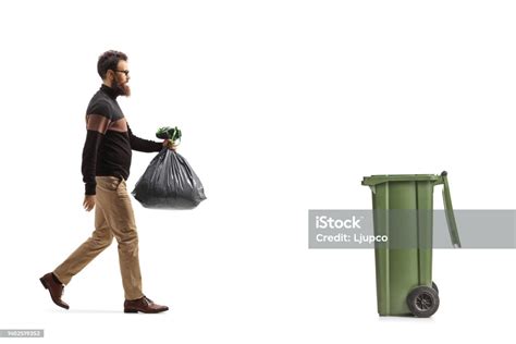 수염을 기른 남자가 비닐 쓰레기통을 향해 걷고 들고 다니는 전체 길이 프로필 샷 나름에 대한 스톡 사진 및 기타 이미지 나름 쓰레기 흰색 배경 Istock