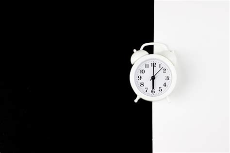 복사 공간으로 흑백 톤의 종이 배경을 장식하기위한 클로즈업 알람 시계 건강한 밤 수면 창조적 인 개념 0명에 대한 스톡 사진 및