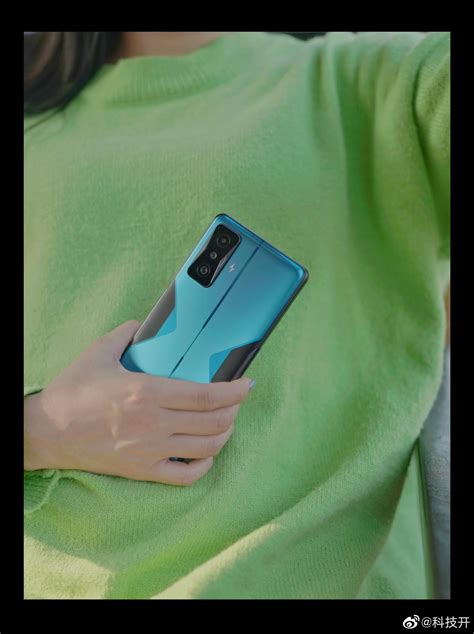 美女展示redmi K50 电竞版蓝色高清实拍