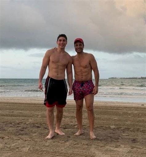 El Hijo Se Chayanne Sorprende A Las Redes Con Una Foto En Traje De Baño