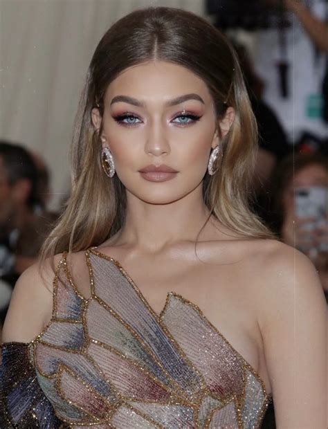 Gigi Hadid Fotografia Poses Maquillaje Poses