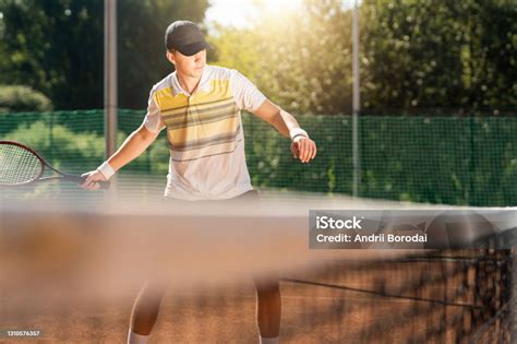 테니스 선수는 라켓을 휘두르며 공을 쳤다 법원에서 남자 훈련 18 19세에 대한 스톡 사진 및 기타 이미지 18 19세 Championship 건강한 생활방식