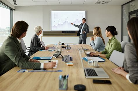 사무실에서 동료들에게 프레젠테이션을 하는 비즈니스 관리자 회의실에 대한 스톡 사진 및 기타 이미지 회의실 프리젠테이션 연설 모임 Istock