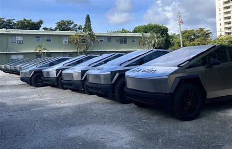 Des Dizaines De Tesla Cybertruck Vandalisés Avec Une Insulte Visant