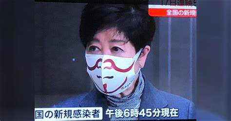 ある日の小池都知事の歌舞伎マスクが“両面宿儺みたい”なインパクトの強さで「会見内容が頭に入ってこない」「笑い取りに来てる」と騒然