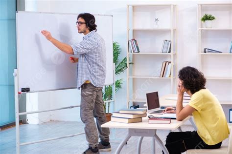 교실에 있는 두 명의 남학생 사진 배경 및 무료 다운로드를위한 그림 Pngtree