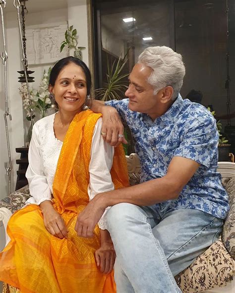 Photos ऐश्वर्या नारकर आणि अविनाश नारकर यांनी असा साजरा केला लग्नाचा २८ वा वाढदिवस