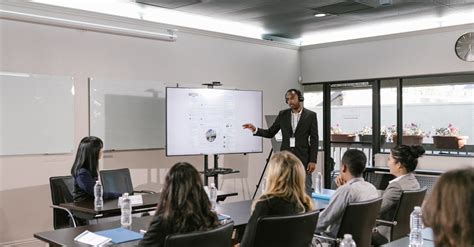공동 작업 관리 기술 기업 설정 기업인 남자 다양성 동료 리더십 말하고 있는 말하는 모니터 비즈니스 비즈니스 복장 비즈니스 회의 사람 사무실