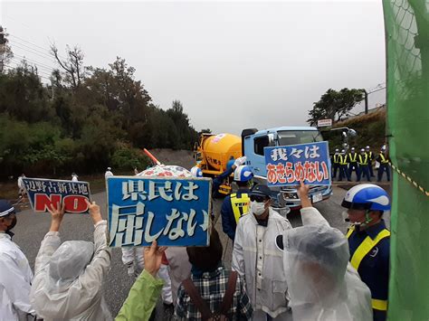 沖縄タイムス辺野古高江取材班 on Twitter 3月31日正午過ぎ沖縄県名護市辺野古の米軍キャンプシュワブゲート前では本日2回目の資材搬入が始まりました雨の中市民約40人が