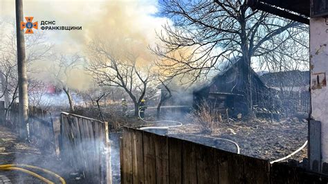 На Прикарпатті під час пожежі сухої трави вогонь перекинувся на будівлю ФОТО ПІК ПІК