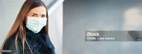 일회용 파란색 바이러스 얼굴 코 마스크 텍스트 오른쪽에 대한 넓은 배너 공간을 입고 젊은 여성 코로나바이러스 코비드19 발병