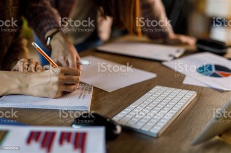 프로젝트 회의를 할 때 문서를 검토하는 두 명의 젊은 사업가 20 24세에 대한 스톡 사진 및 기타 이미지 20 24세 2