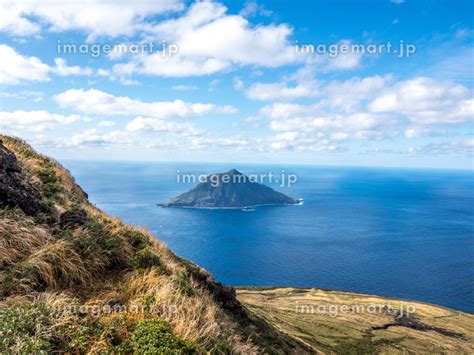 八丈富士から見える八丈小島 （伊豆諸島 八丈島）の写真素材 121292338 イメージマート