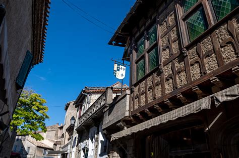 フランスオクシタニアの中世都市カルカソンヌの古代の要塞にある古代の建物がある狭い路地 オクシタニーのストックフォトや画像を多数ご用意