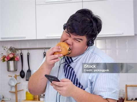 뚱뚱한 남자 먹는 패스트 푸드 건강에 해로운 함 버거의 다이어트 실패 건강에 좋지 않은 음식에 대한 스톡 사진 및 기타 이미지 건강에 좋지 않은 음식 과체중 남자