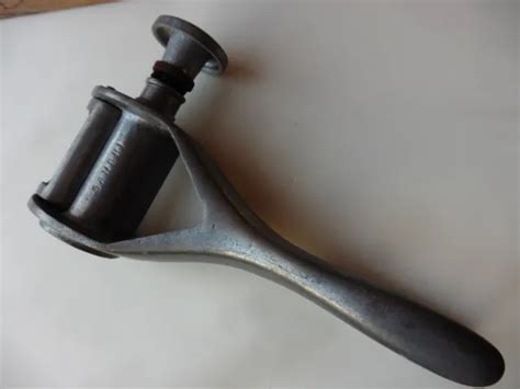 BOUCHONNEUSE SANBRI ANCIENNE en fonte d aluminium pour bouchon en liège