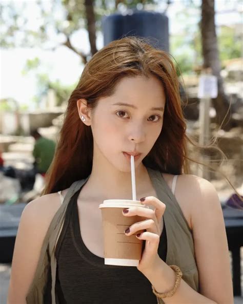 Potret Cantik Ouyang Nana Saat Di Bali Makin Jegeg Pose Di Pantai Eksotis