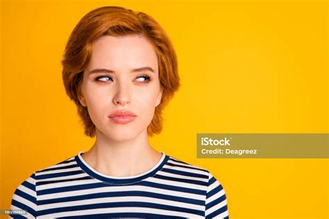 그녀의 그녀의 그녀의 아름 다운 매력적인 매력적인 의심 스러운 여자의 클로즈업 초상화 밝은 생생한 광택 노란색 배경 위에 고립