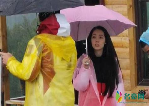 向佐郭碧婷录制节目 雨中大笑自拍秒变女神经 热点资讯 名豪网