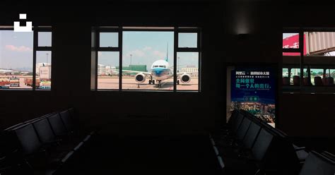 비행기가 공항 터미널에 주차되어 있는 경우 사진 Unsplash의 무료 비행기 이미지