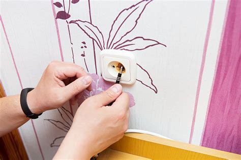 플러그와 소켓이 타서 남자는 불에 탄 소켓을 들고 있습니다 단락 화재 위험 전기 기술자가 콘센트의 나사를 풀고 교체합니다 거절에 대한 스톡 사진 및 기타 이미지 Istock