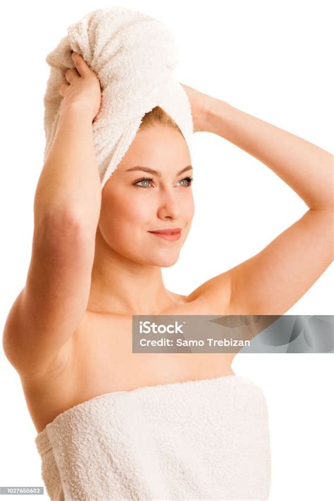 아름 다운 금발의 여자는 흰색 배경 위에 절연 목욕 후 수건에 싸여 귀여운에 대한 스톡 사진 및 기타 이미지 귀여운 깨끗한 백인종 Istock