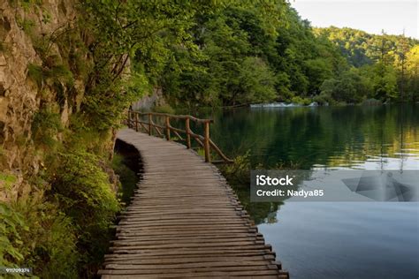 청록색 물과 물 위에 나무 통로 통해 폭포의 아름 다운 보기 Plitvice 호수 국립 공원 크로아티아입니다 유명한 명소 여름