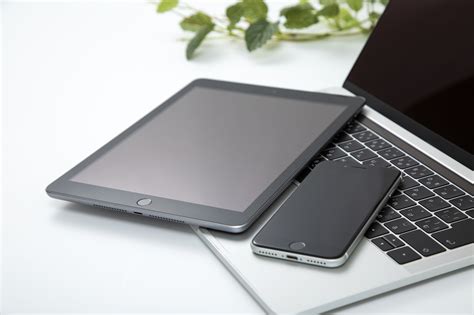 子どもがノートpc、タブレットを乱暴に使用 故障だけじゃ済まないかも…注意点は？