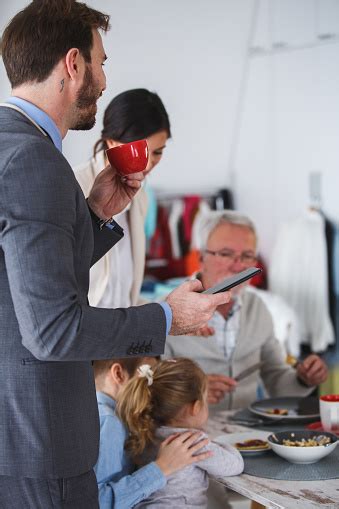 가족 아침 식사 중에 커피를 마시고 스마트폰을 사용 하는 사업가 30 39세에 대한 스톡 사진 및 기타 이미지 30 39세
